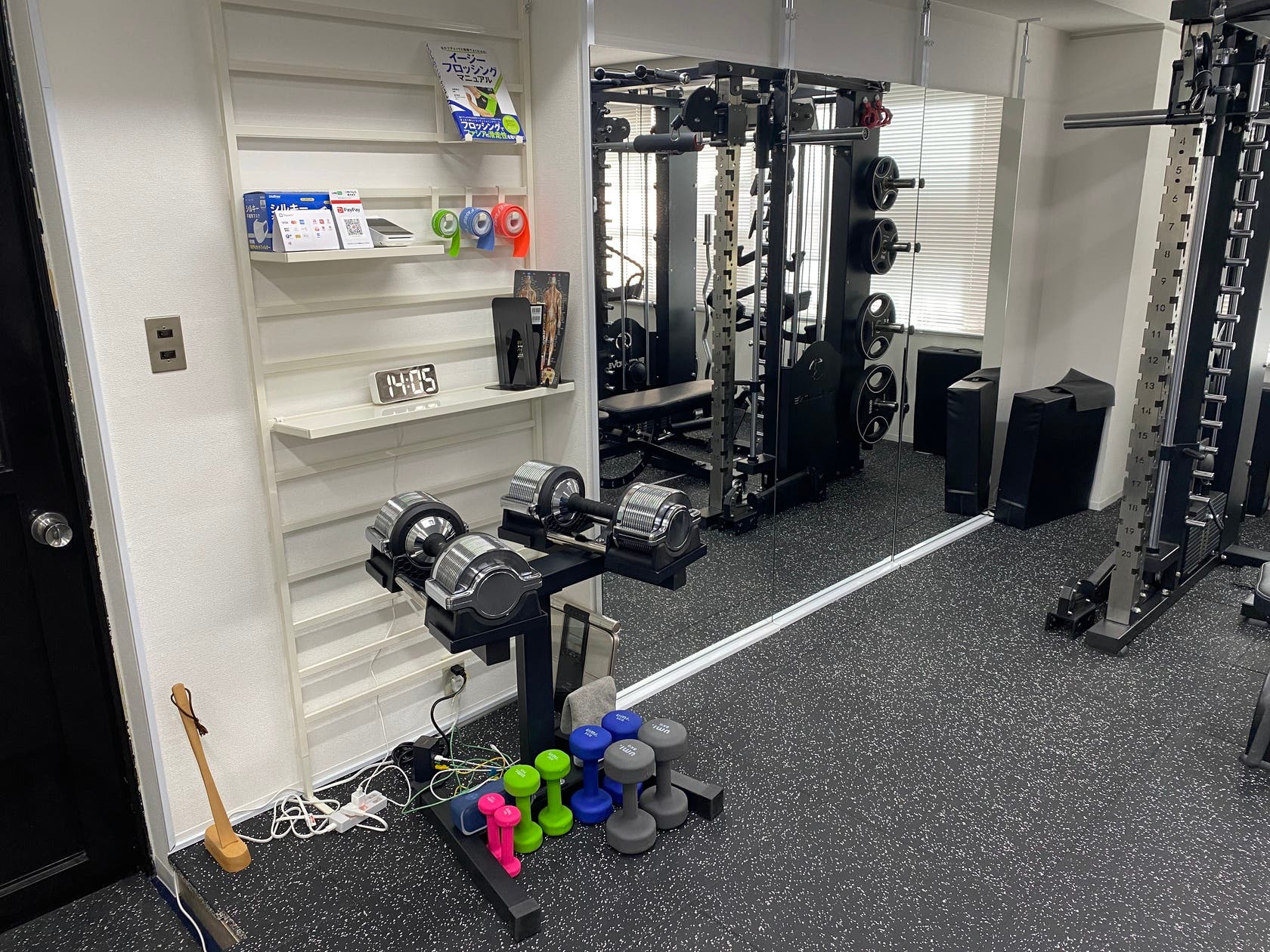 【八丁堀駅徒歩2分】大判ミラー６面設置・42㎡の広々個室ジムの写真7