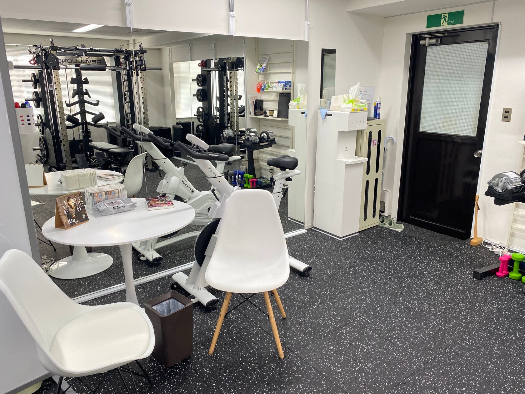 【八丁堀駅徒歩2分】大判ミラー６面設置・42㎡の広々個室ジムの写真8