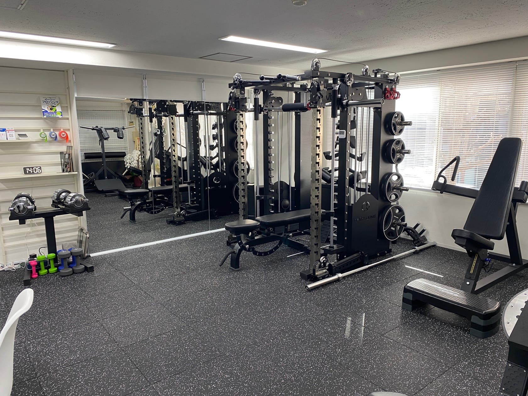 【八丁堀駅徒歩2分】大判ミラー６面設置・42㎡の広々個室ジムの写真10