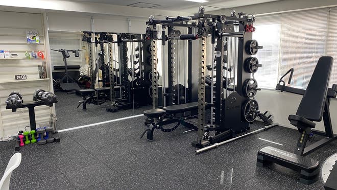 【八丁堀駅徒歩2分】大判ミラー6面設置・42㎡の広々個室ジムの写真10