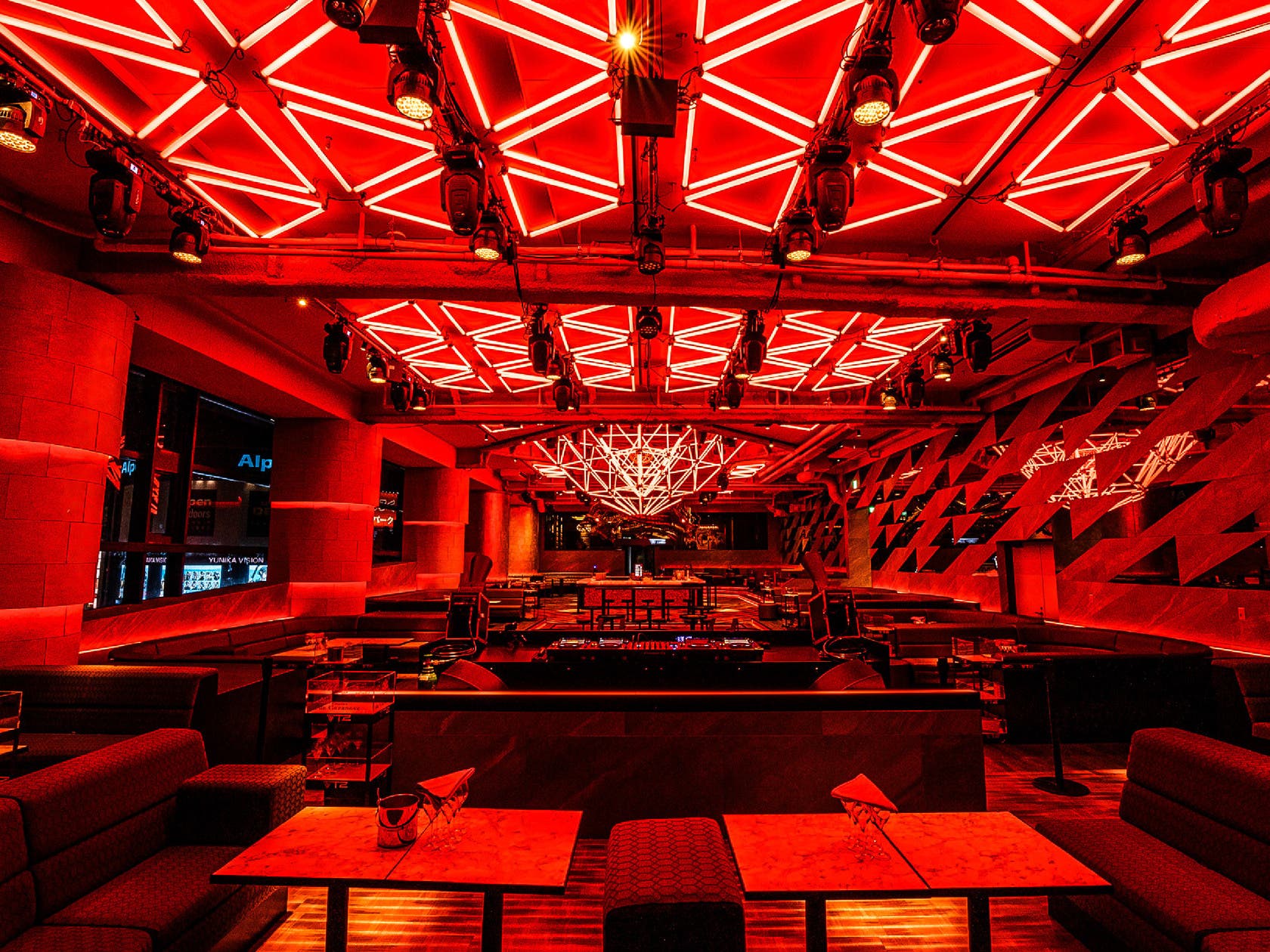 T2 SHINJUKU 新宿 新宿駅直結で1フロア総面積300坪以上、天井高7m、収容キャパシティ1,000人の新宿最大級クラブの写真1