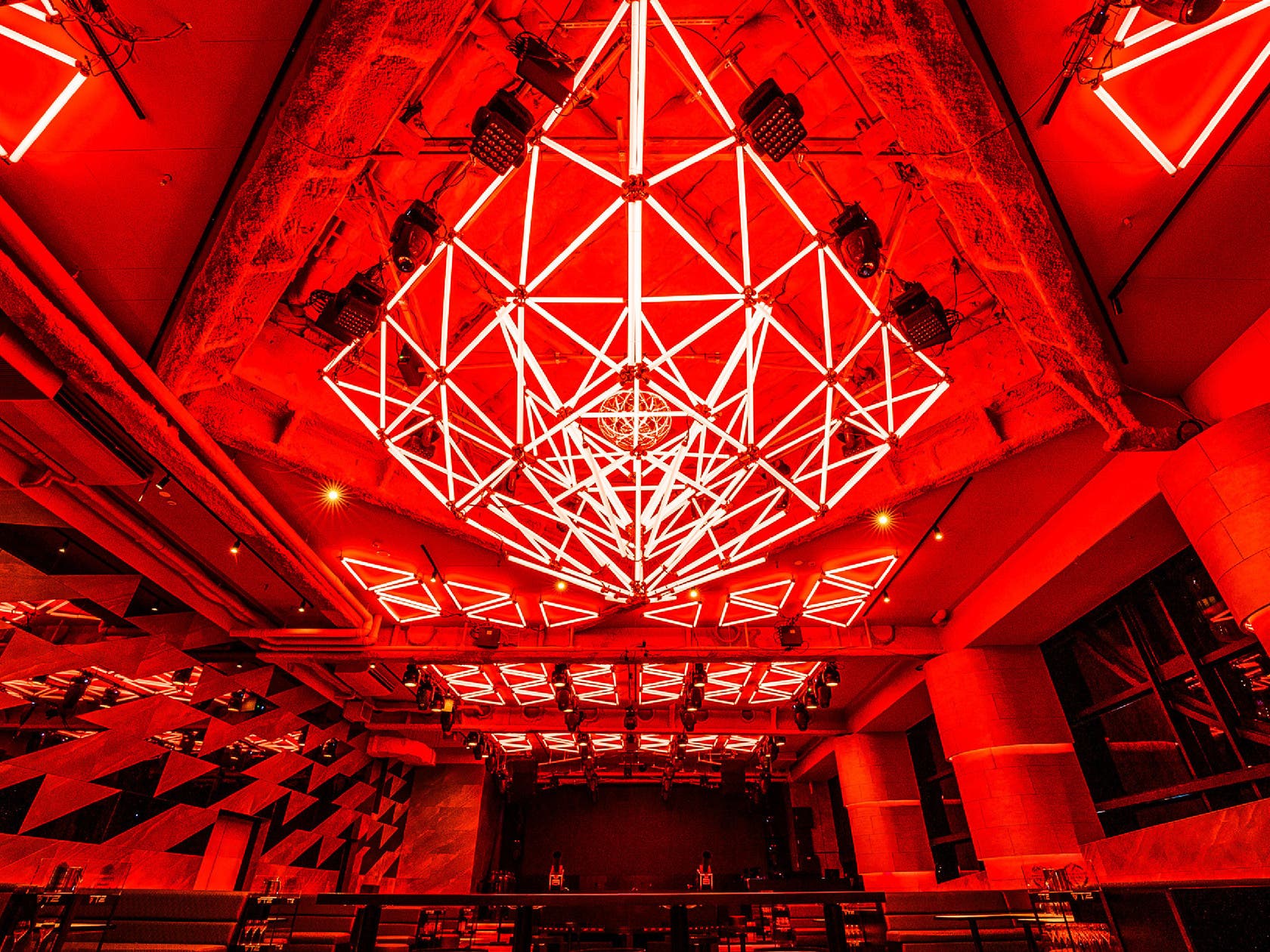 T2 SHINJUKU 新宿 新宿駅直結で1フロア総面積300坪以上、天井高7m、収容キャパシティ1,000人の新宿最大級クラブの写真2