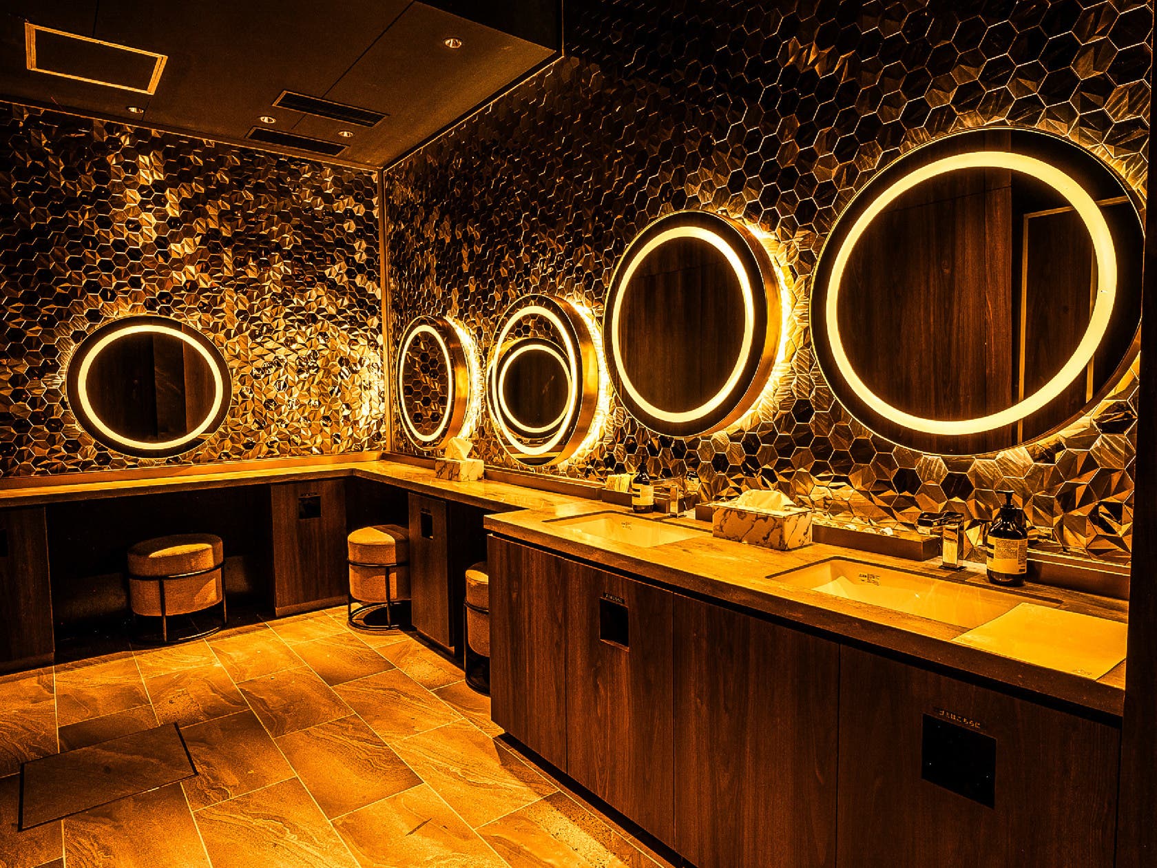 T2 SHINJUKU 新宿 新宿駅直結で1フロア総面積300坪以上、天井高7m、収容キャパシティ1,000人の新宿最大級クラブの写真13