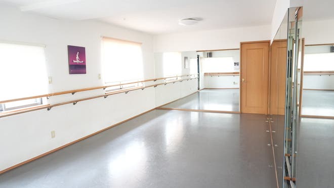 【平塚】タップ・フラメンコOK!2面鏡&プロ仕様の床で本格ダンス練習|撮影や演劇にもの写真1