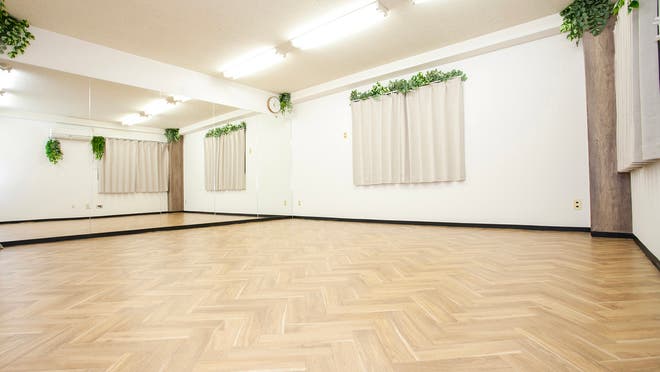 【新宿三丁目駅2分、新宿付近】(C)大型鏡計4.5m/広々30㎡スタジオでダンス・ヨガ・コスプレ・撮影・演劇におすすめ☆の写真1