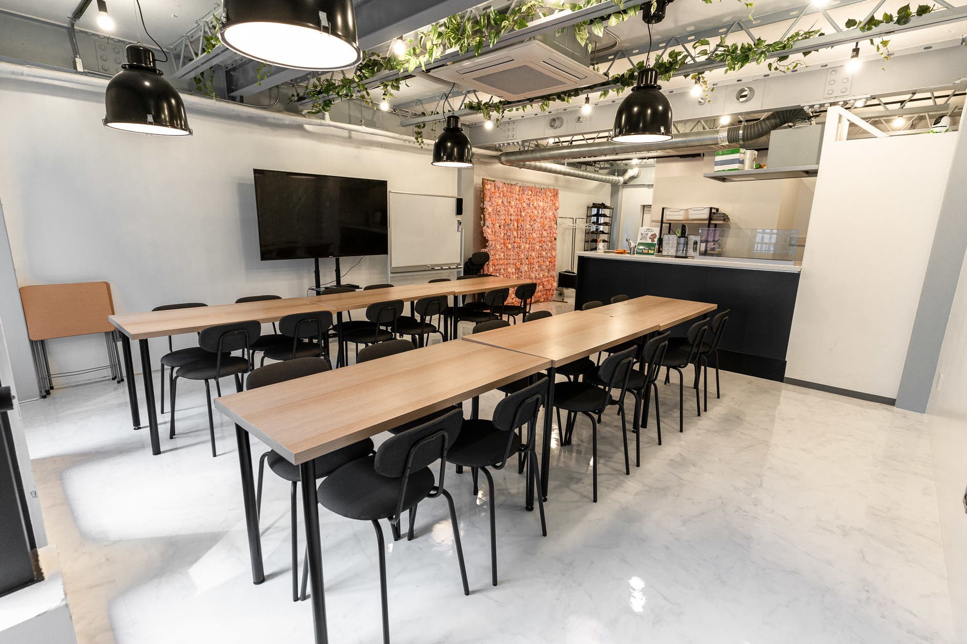 【渋谷駅徒歩7分】広々シェアキッチンスペース◎忘年会・クリスマス会に最適🎉料理会・撮影・交流会・パーティーOK｜自然光有り🌟の写真1