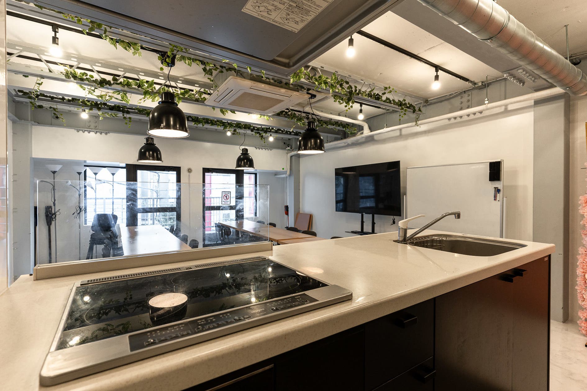 【渋谷駅徒歩7分】広々シェアキッチンスペース◎忘年会・クリスマス会に最適🎉料理会・撮影・交流会・パーティーOK｜自然光有り🌟の写真8