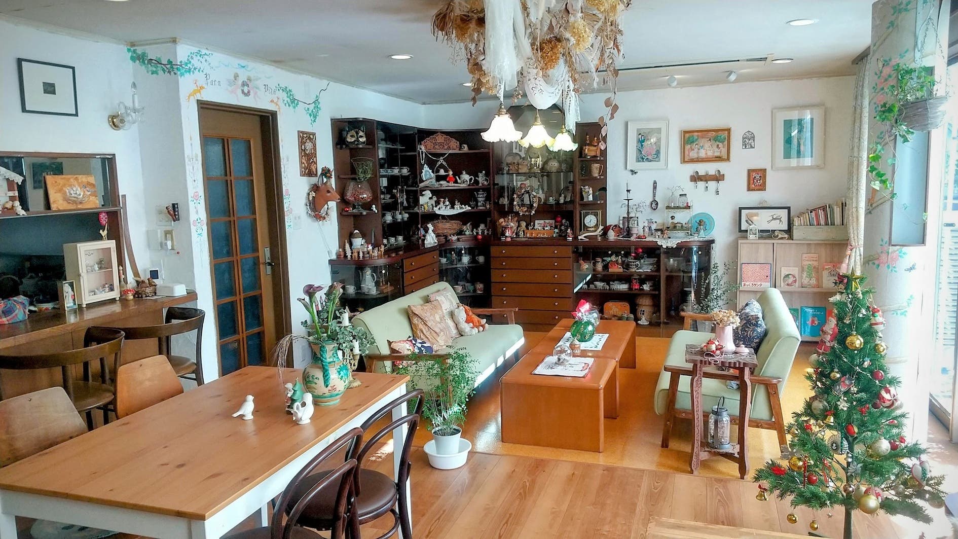 かわいい雑貨がいっぱいの、絵本の世界のような癒し空間。12月はムード満点のクリスマス装飾でお迎えします。の写真2