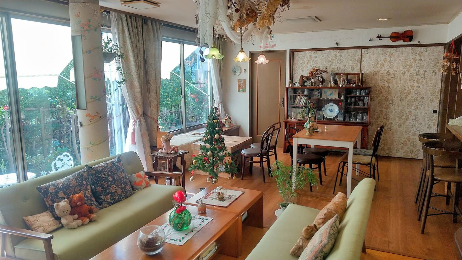 かわいい雑貨がいっぱいの、絵本の世界のような癒し空間。12月はムード満点のクリスマス装飾でお迎えします。の写真1