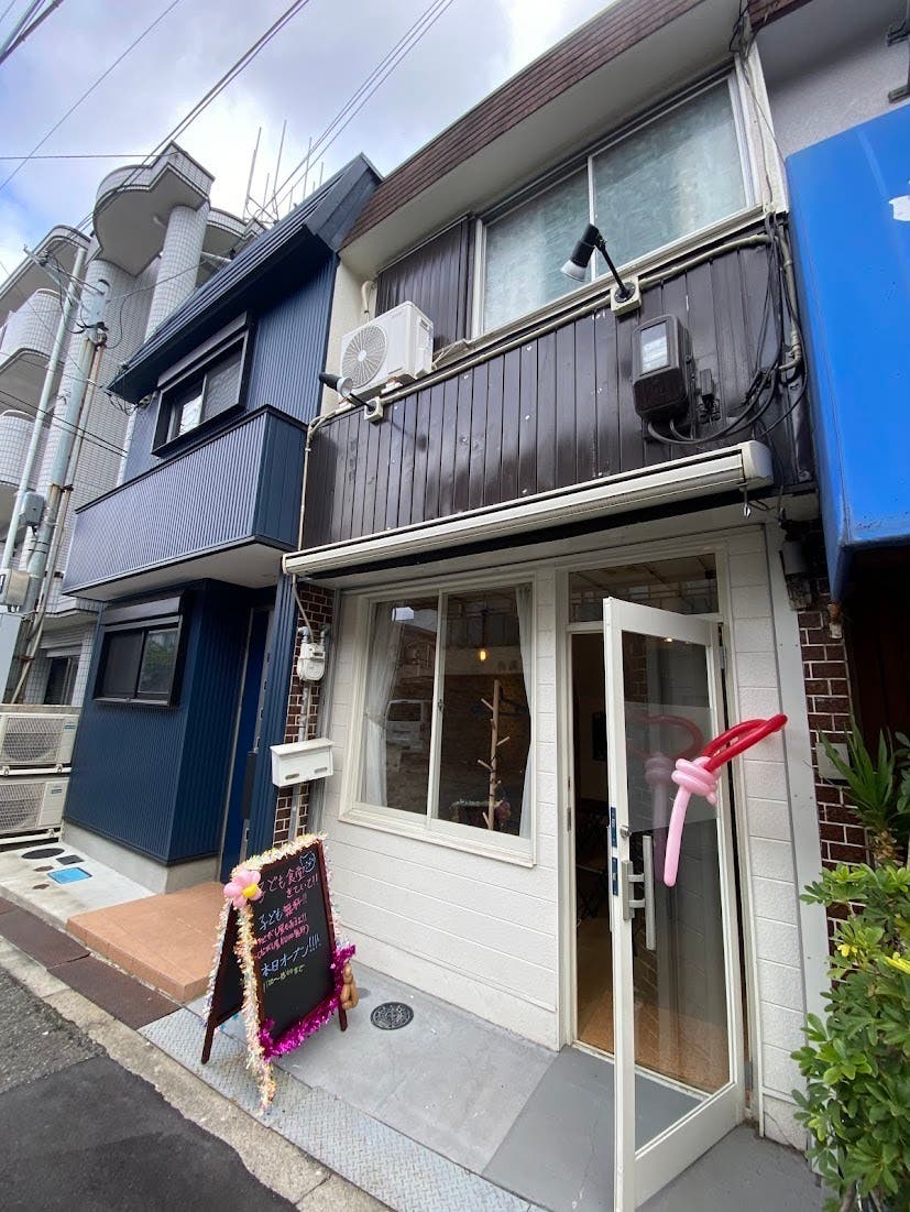 阪急庄内駅西口から徒歩9分のカフェ店舗です。の写真2