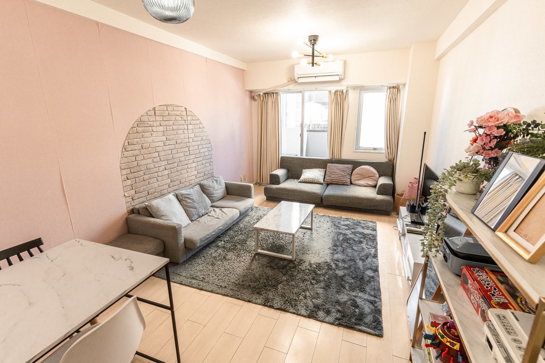 渋谷駅徒歩5分🚶‍♂️白×ピンクのガーリー空間🎀女子会・推し活に最適✨最大15名🍃自然光◎撮影可📸忘年会・クリスマス✨の写真15