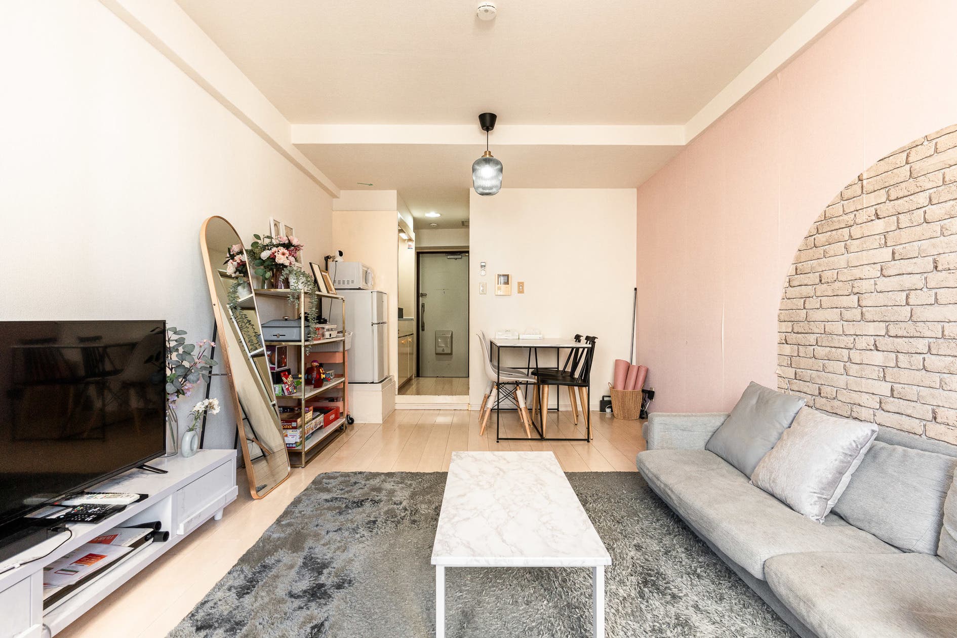 渋谷駅徒歩5分🚶‍♂️白×ピンクのガーリー空間🎀女子会・推し活に最適✨最大15名🍃自然光◎撮影可📸忘年会・クリスマス✨の写真12