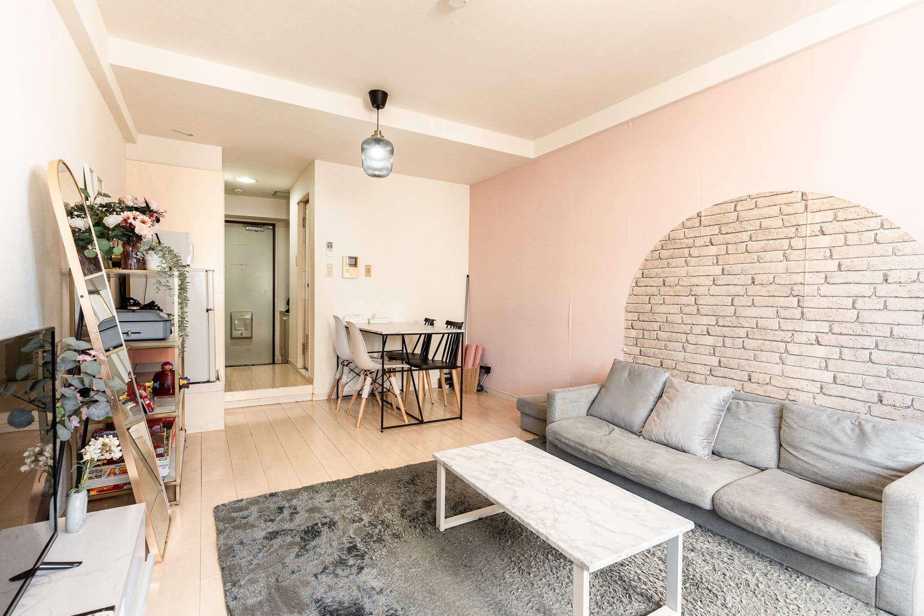 渋谷駅徒歩5分🚶‍♂️白×ピンクのガーリー空間🎀女子会・推し活に最適✨最大15名🍃自然光◎撮影可📸忘年会・クリスマス✨の写真16