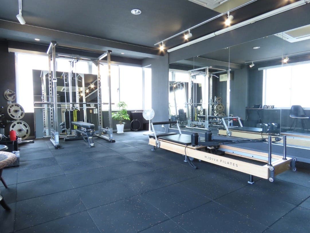 代々木駅から徒歩2分の広々レンタルジムの写真1