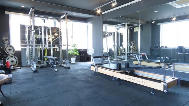 代々木駅から徒歩2分の広々レンタルジムの写真1