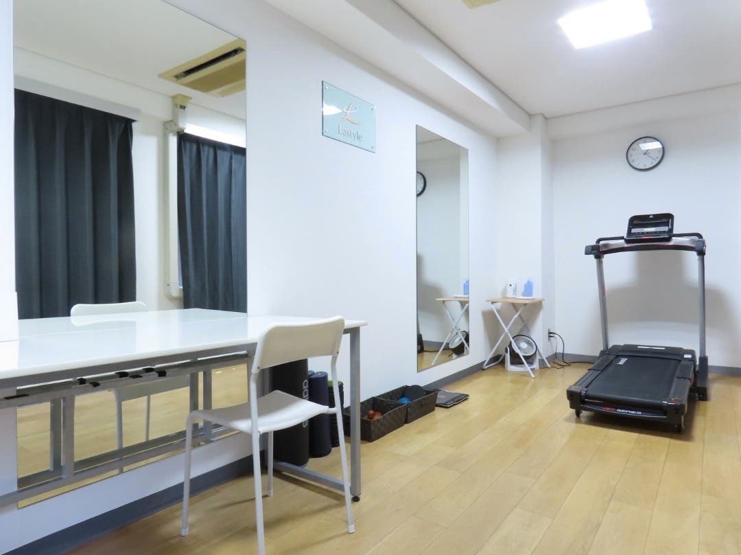 代々木駅から徒歩2分の広々レンタルジムの写真2