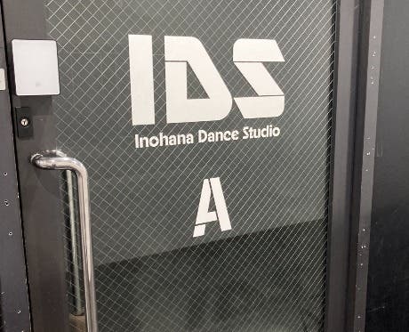 千葉駅から10分前後　鏡、音響、カーテンを設置しており、ダンスや余興、ヨガなど様々な用途でご使用いただけます。の写真2