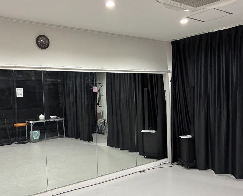 千葉駅から10分前後　鏡、音響、カーテンを設置しており、ダンスや余興、ヨガなど様々な用途でご使用いただけます。の写真1