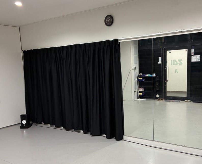 千葉駅から10分前後　鏡、音響、カーテンを設置しており、ダンスや余興、ヨガなど様々な用途でご使用いただけます。の写真3