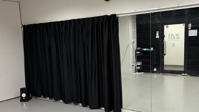 千葉駅から10分前後 鏡、音響、カーテンを設置しており、ダンスや余興、ヨガなど様々な用途でご使用いただけます。の写真3