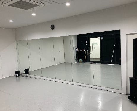 千葉駅から10分前後　鏡、音響、カーテンを設置しており、ダンスや余興、ヨガなど様々な用途でご使用いただけます。の写真4