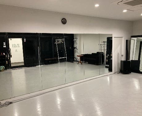 千葉駅から10分前後　鏡、音響、カーテンを設置しており、ダンスや余興、ヨガなど様々な用途でご使用いただけます。の写真5