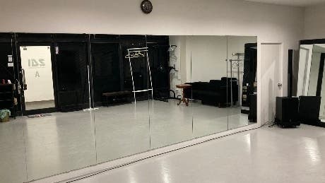 千葉駅から10分前後 鏡、音響、カーテンを設置しており、ダンスや余興、ヨガなど様々な用途でご使用いただけます。の写真5