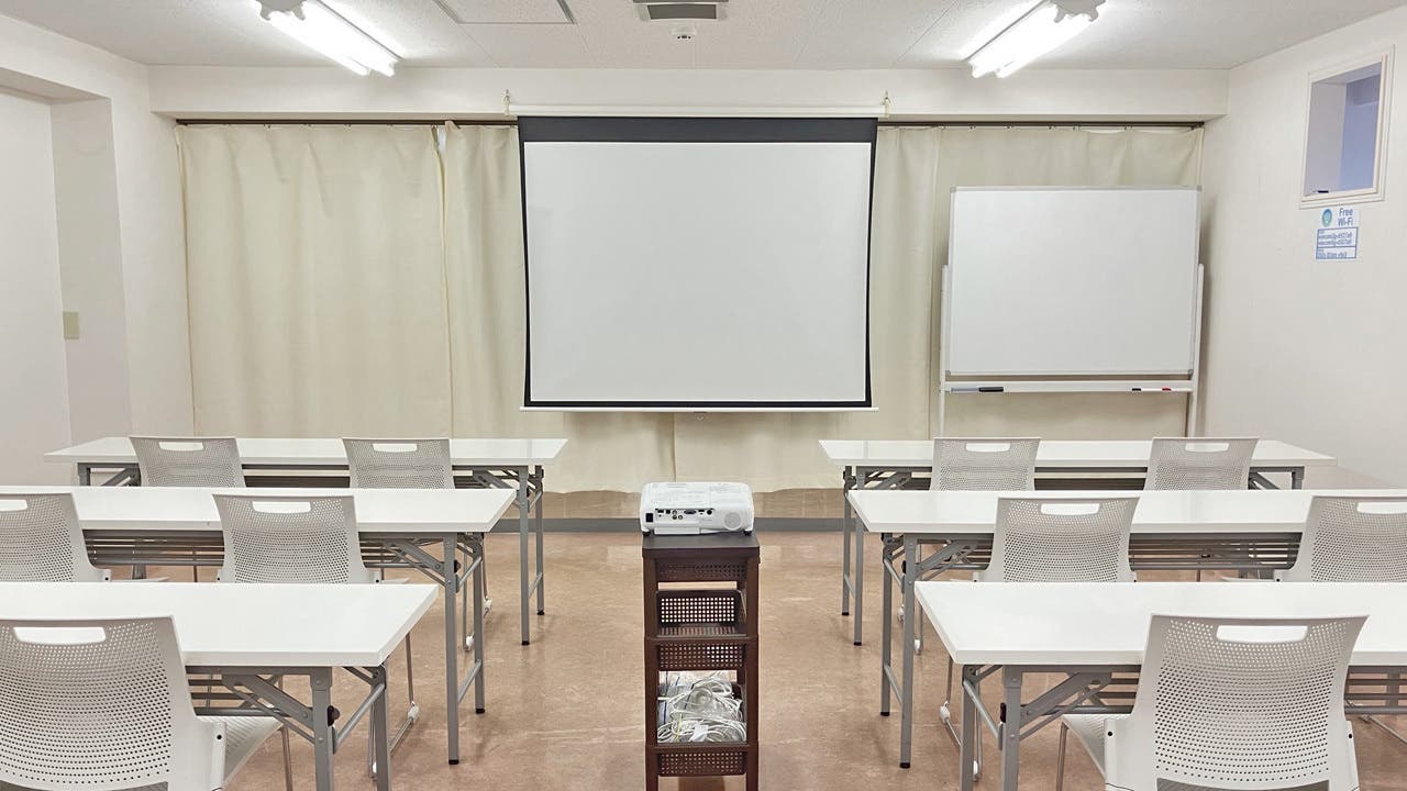 第四会議室 3名掛け最大24席【高崎駅徒歩7分 販売利用OK】プロジェクター|スクリーン|ホワイトボード|Wi-Fi|無料の写真1