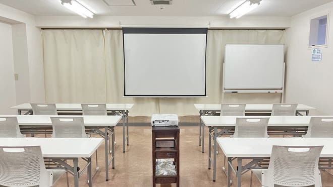 第四会議室 3名掛け最大24席【高崎駅徒歩7分 販売利用OK】プロジェクター|スクリーン|ホワイトボード|Wi-Fi|無料の写真1