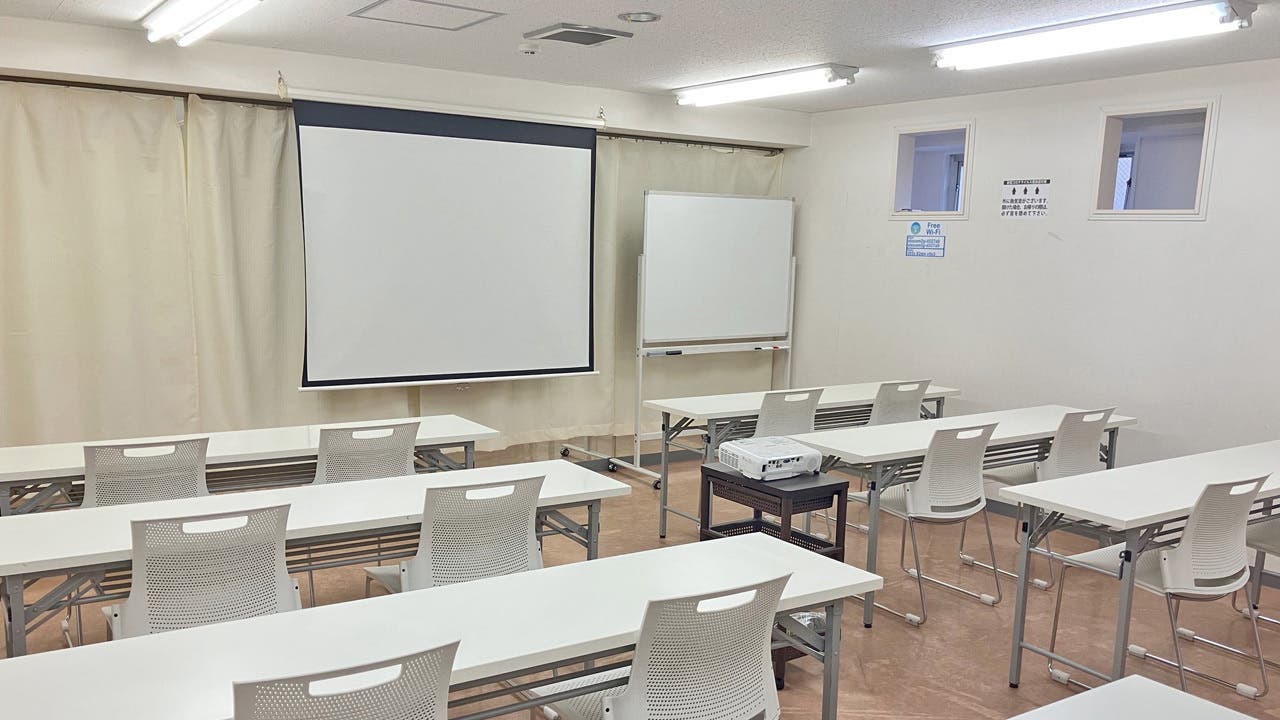 第四会議室 3名掛け最大24席【高崎駅徒歩7分 販売利用OK】プロジェクター|スクリーン|ホワイトボード|Wi-Fi|無料の写真2