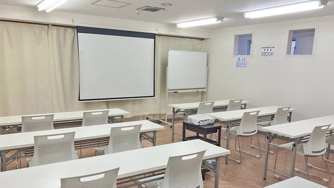 第四会議室 3名掛け最大24席【高崎駅徒歩7分 販売利用OK】プロジェクター|スクリーン|ホワイトボード|Wi-Fi|無料の写真2