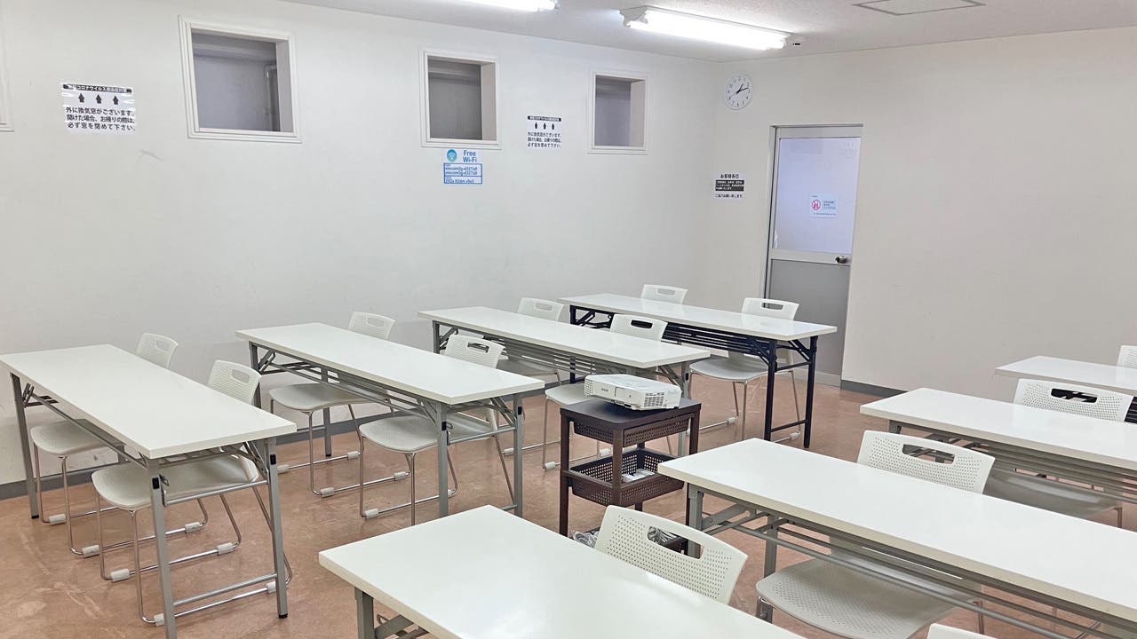 第四会議室 3名掛け最大24席【高崎駅徒歩7分 販売利用OK】プロジェクター|スクリーン|ホワイトボード|Wi-Fi|無料の写真4
