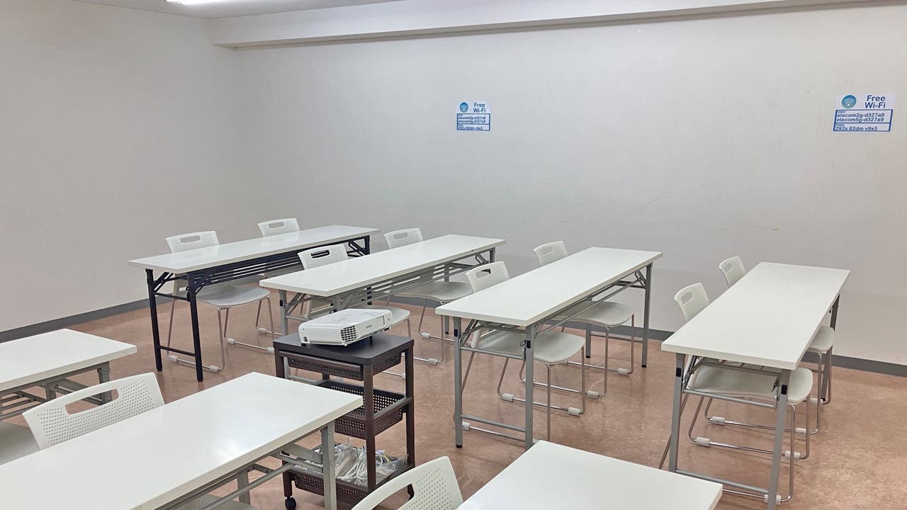 第四会議室 3名掛け最大24席【高崎駅徒歩7分 販売利用OK】プロジェクター|スクリーン|ホワイトボード|Wi-Fi|無料の写真3