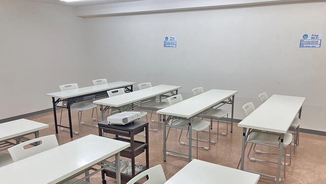 第四会議室 3名掛け最大24席【高崎駅徒歩7分 販売利用OK】プロジェクター|スクリーン|ホワイトボード|Wi-Fi|無料の写真3