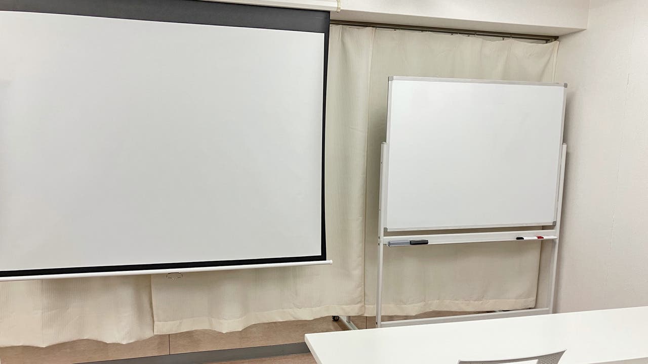 第四会議室 3名掛け最大24席【高崎駅徒歩7分 販売利用OK】プロジェクター|スクリーン|ホワイトボード|Wi-Fi|無料の写真7
