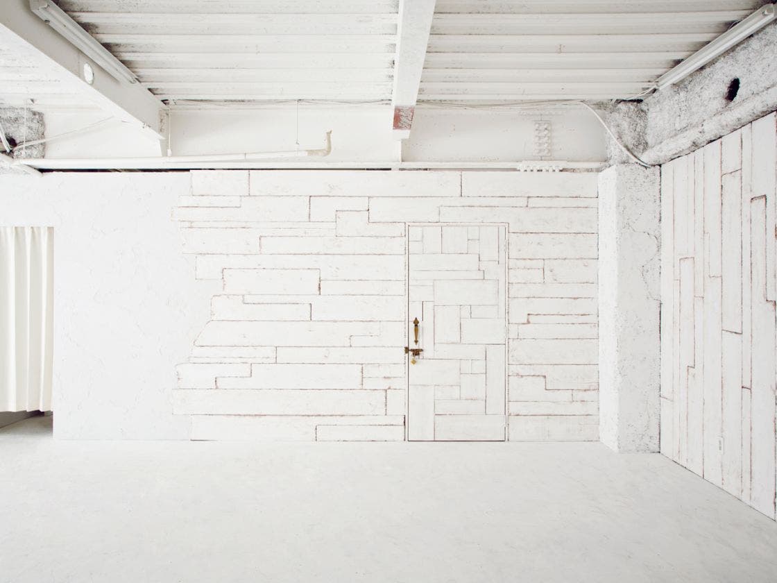 【大阪 本町駅 徒歩5分】展示会・ギャラリー にも最適！ 格安で利用できる白を基調にしたアンティークなレンタル撮影スタジオの写真6