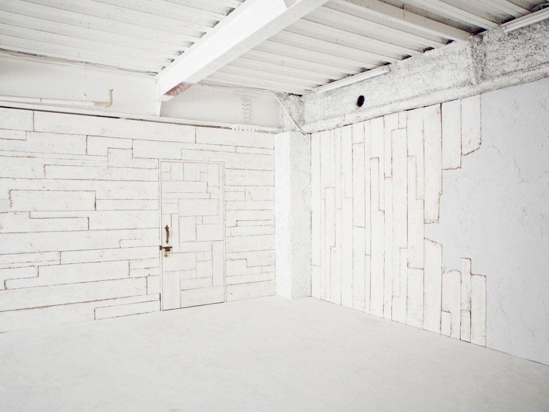 【大阪 本町駅 徒歩5分】展示会・ギャラリー にも最適！ 格安で利用できる白を基調にしたアンティークなレンタル撮影スタジオの写真9