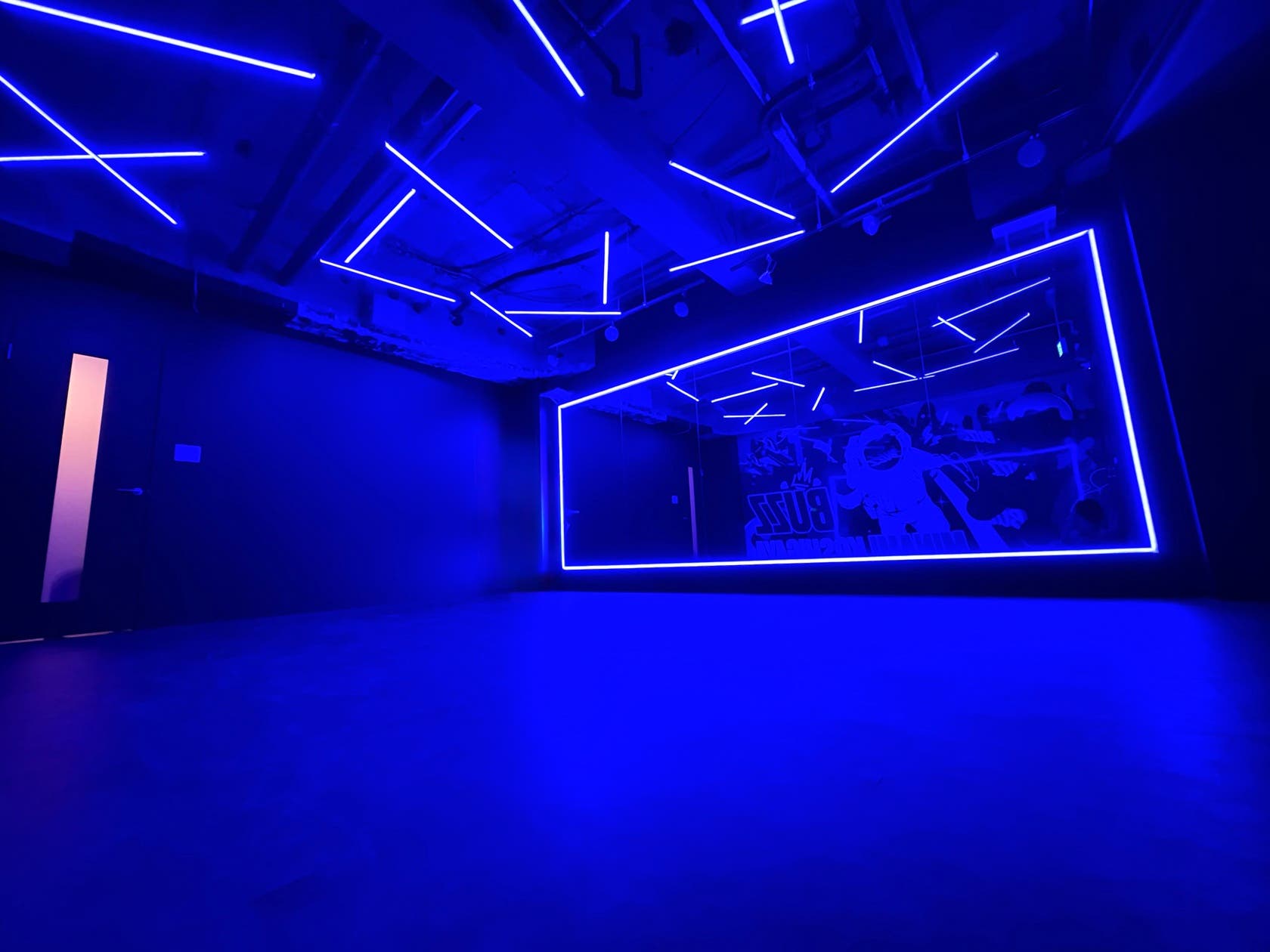 1st/アーティスティックな背景と天井LEDが映えるスタジオ！の写真1