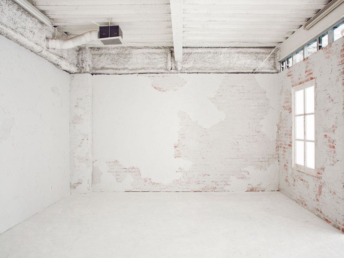 【大阪 本町駅 徒歩5分】展示会・ギャラリー にも最適！ 格安で利用できる白を基調にしたアンティークなレンタル撮影スタジオの写真13