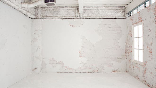 【大阪 本町駅 徒歩5分】展示会・ギャラリー にも最適! 格安で利用できる白を基調にしたアンティークなレンタル撮影スタジオの写真13