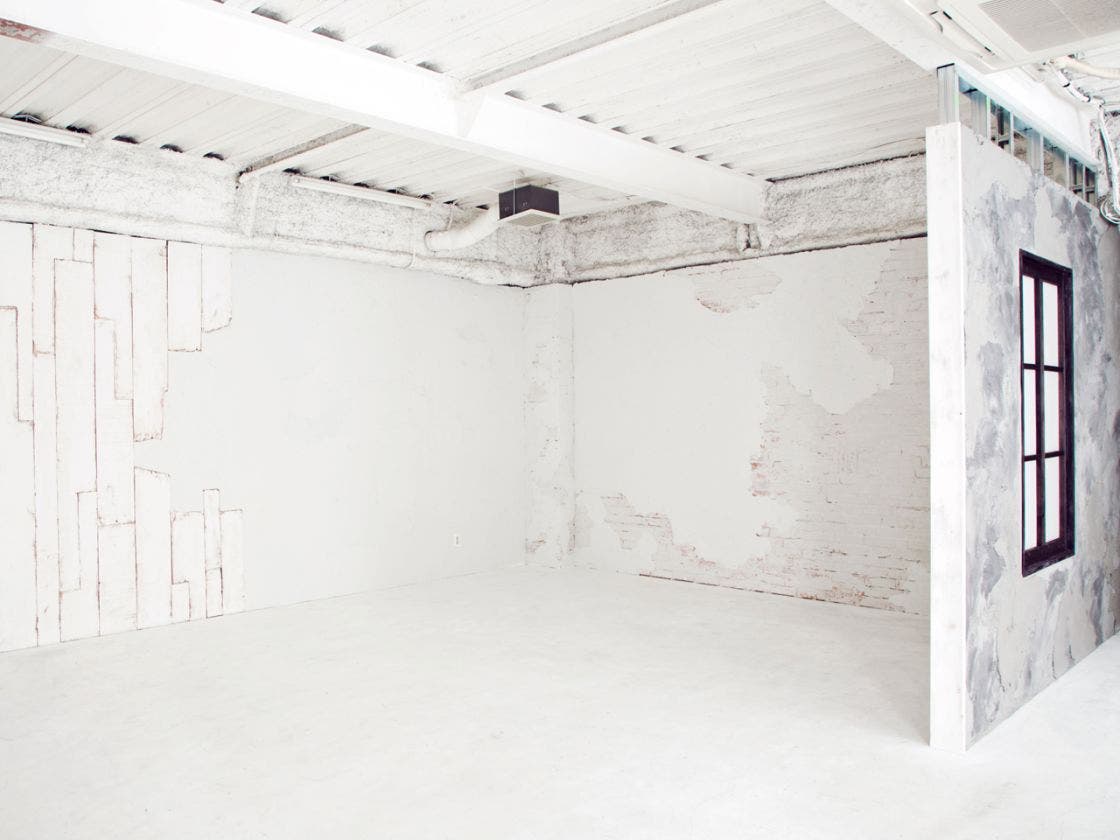 【大阪 本町駅 徒歩5分】展示会・ギャラリー にも最適！ 格安で利用できる白を基調にしたアンティークなレンタル撮影スタジオの写真17