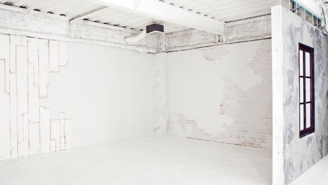 【大阪 本町駅 徒歩5分】展示会・ギャラリー にも最適! 格安で利用できる白を基調にしたアンティークなレンタル撮影スタジオの写真17