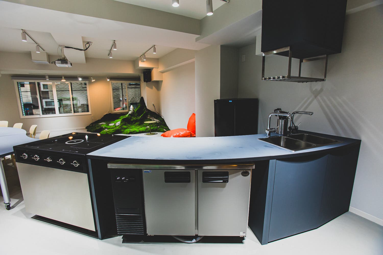 水道橋徒歩4分　'25年11月オープンの防音キッチン付・苔山のあるイベントスペースの写真1