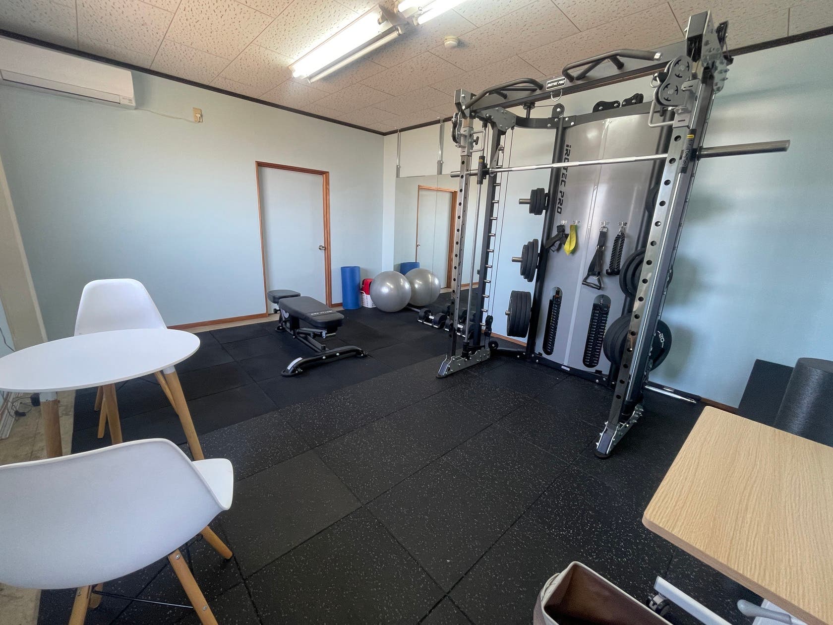 【高品質マシン完備！】レンタルジム/完全個室・IROTECスミスマシン完備・パーソナル指導、自主トレ、合トレに利用可能です！の写真1