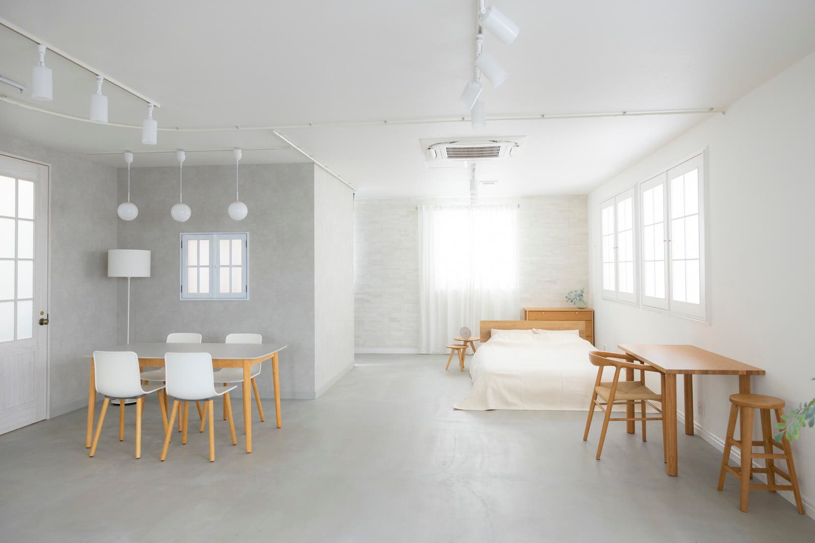 合計床面積約160平米の1棟レンタルプラン　自然光たっぷりの2階ハウススタジオ94平米と 1階ガレージスタジオの写真1