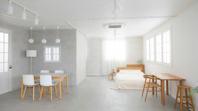 合計床面積約160平米の1棟レンタルプラン 自然光たっぷりの2階ハウススタジオ94平米と 1階ガレージスタジオの写真1