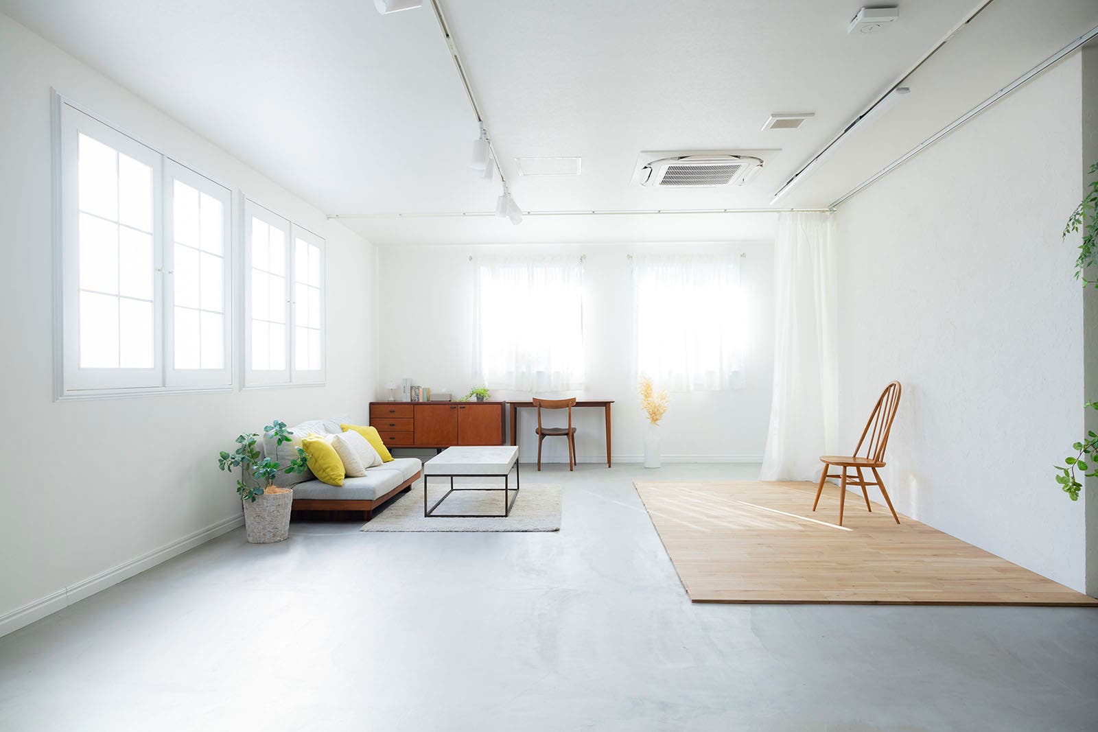 合計床面積約160平米の1棟レンタルプラン　自然光たっぷりの2階ハウススタジオ94平米と 1階ガレージスタジオの写真4