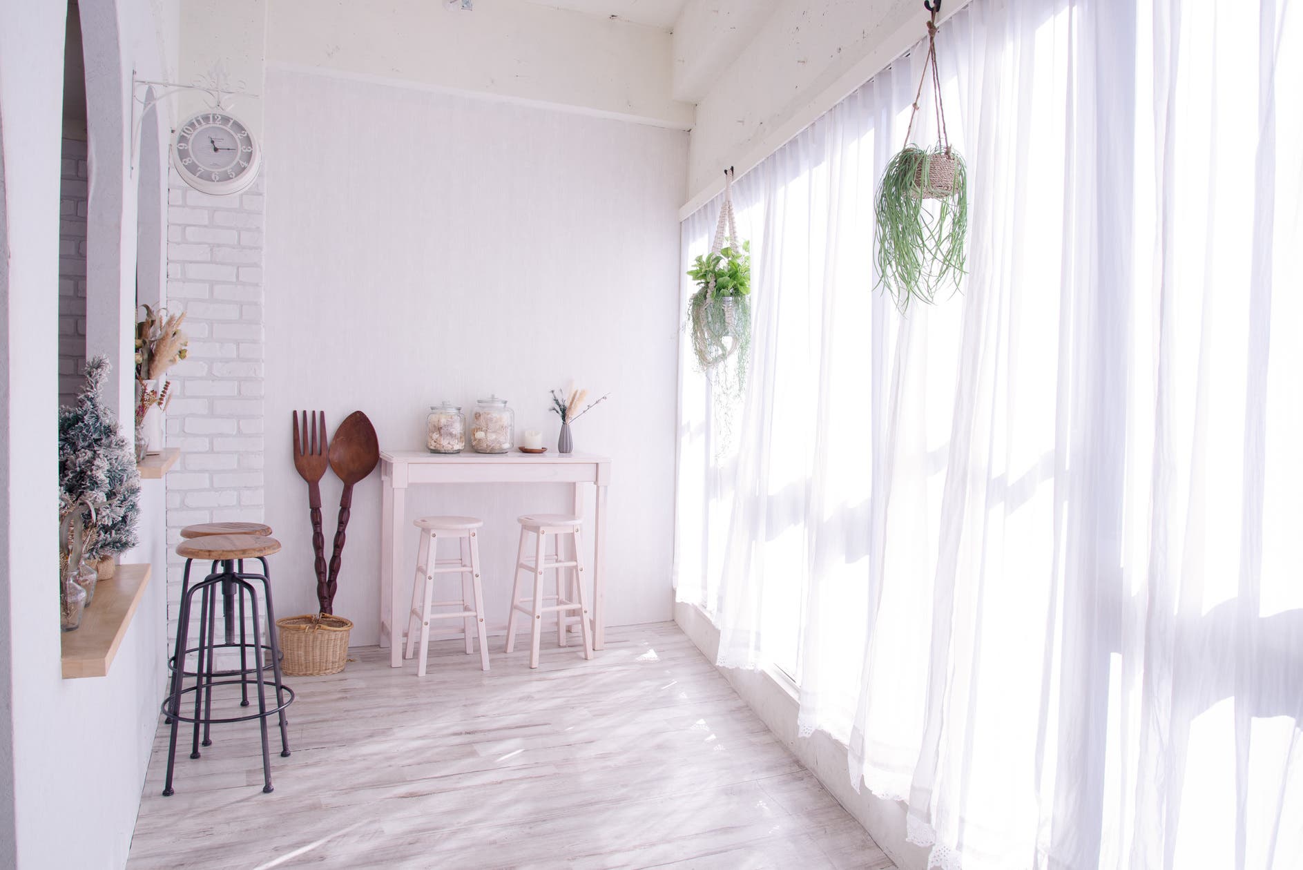 【メレンゲクッキー】アーチ壁とアンティークドア、猫足バスタブがある、おとなカワイイ撮影スタジオの写真3