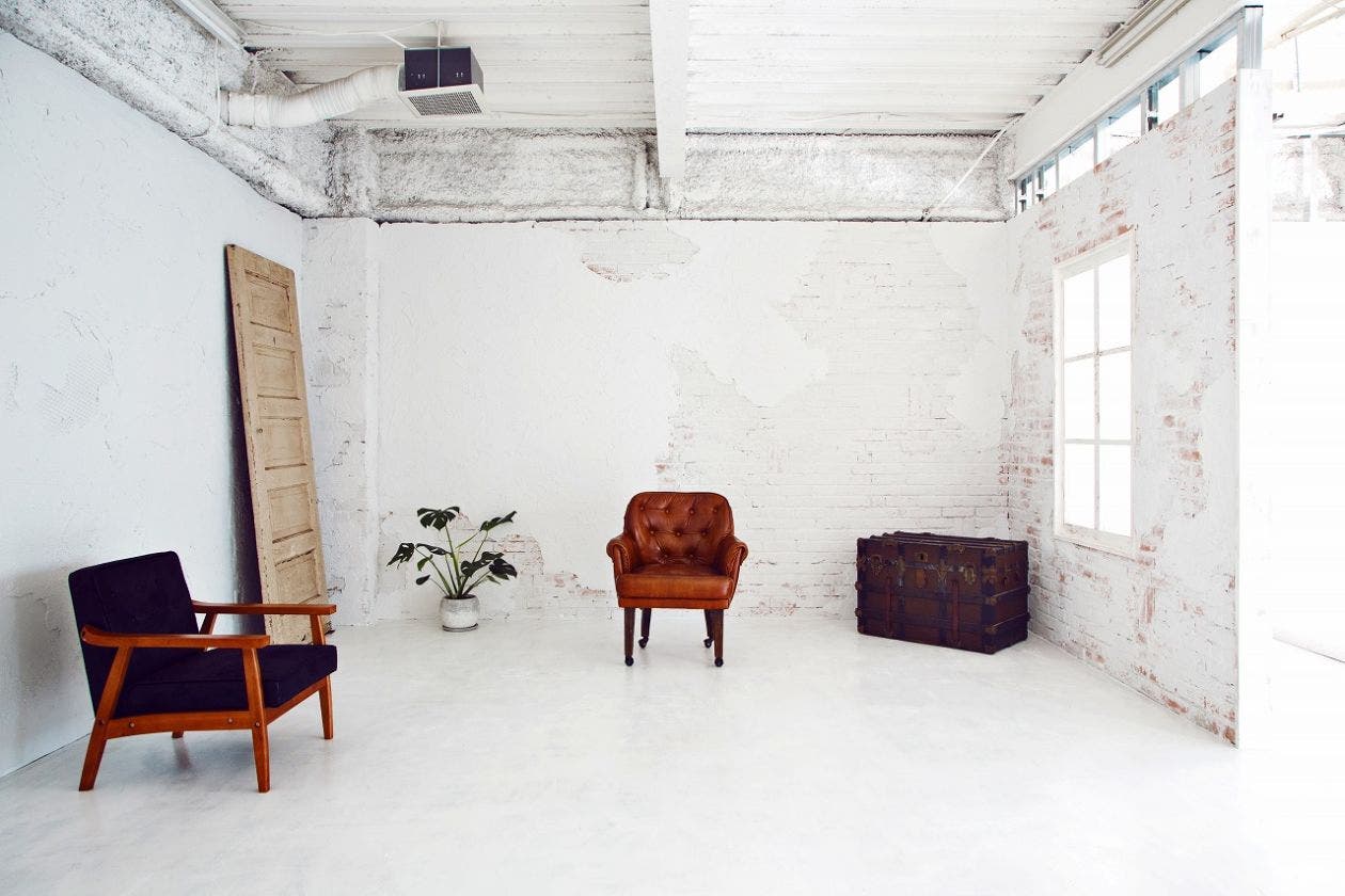 【大阪 本町駅 徒歩5分】展示会・ギャラリー にも最適！ 格安で利用できる白を基調にしたアンティークなレンタル撮影スタジオの写真14