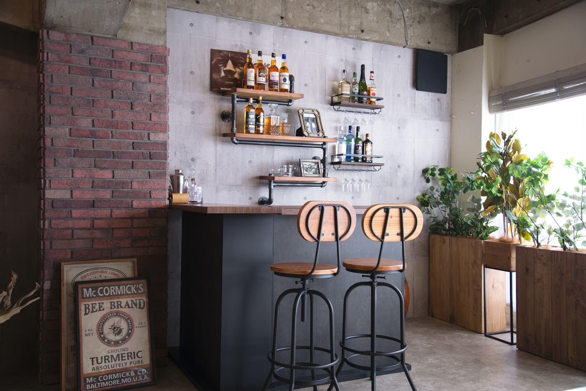 【ビターキャラメル】コンクリートやレンガの素材感を生かした インダストリアルなスタジオの写真3